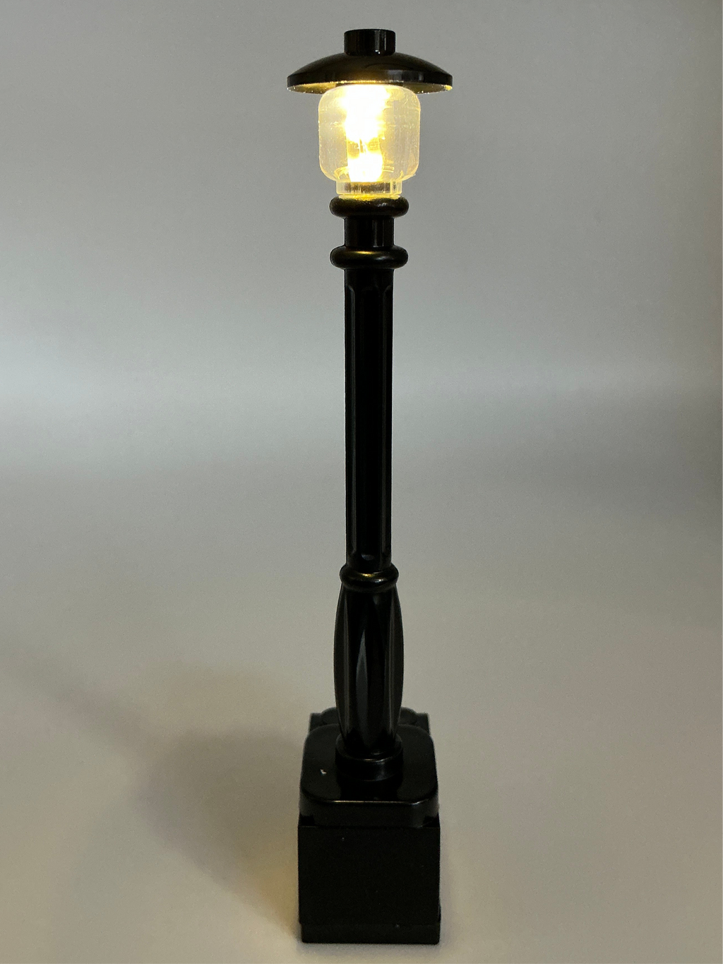 Light-Up Lamp Post on Battery, ACD – United Brick Co®
