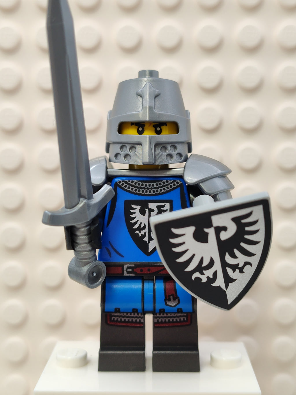 Modern Black Falcon Knight with Slit Helmet – United Brick Co®