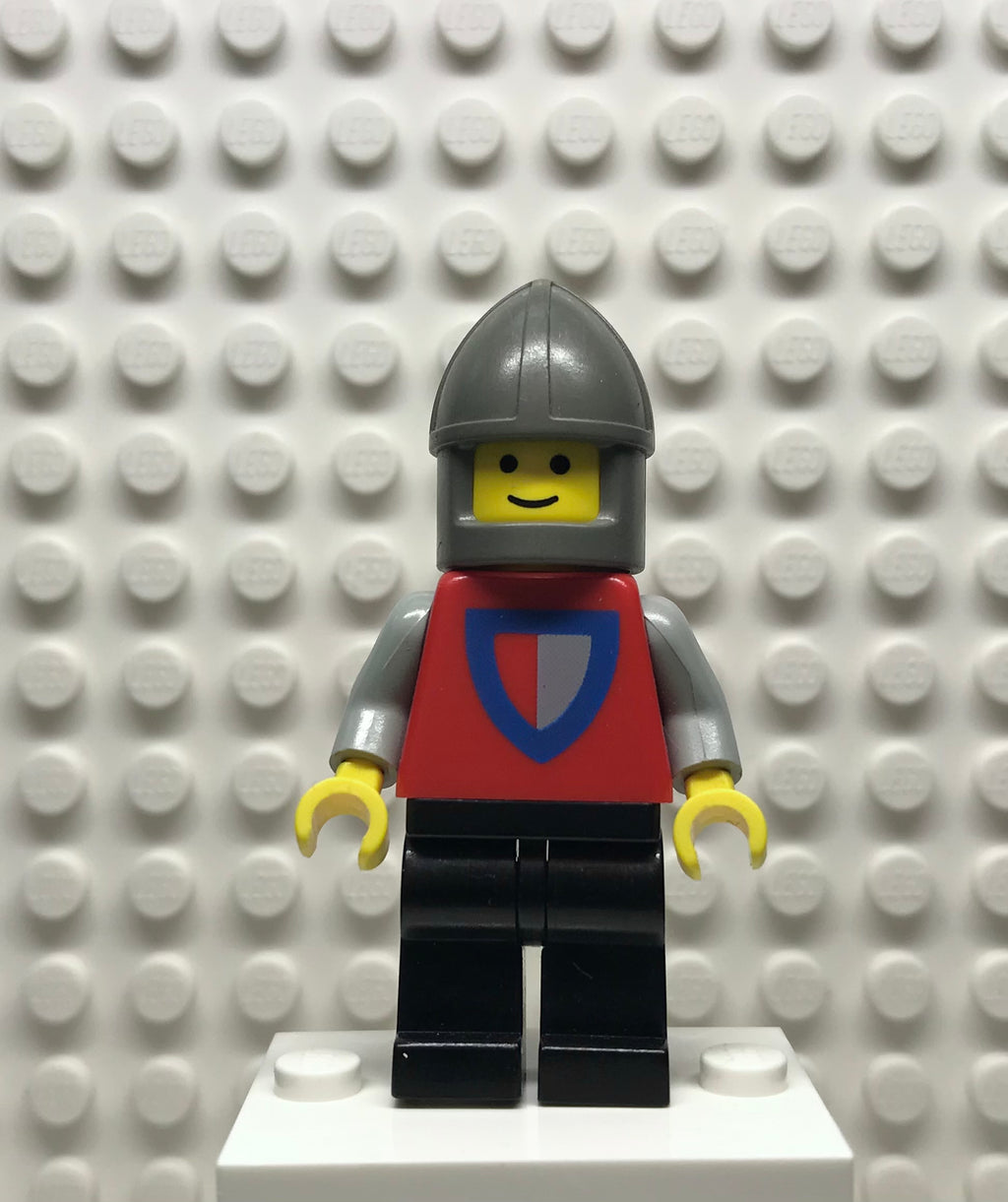 Classic Knight, Shield Red/Gray, Black Legs, Dark Gray Chin-Guard, cas ...